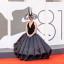 ostentatious (【Adjective】intended to attract attention or impress ...