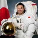 commander (【Noun】the leader of a group of soldiers, astronauts, etc ...