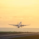 take off (【句動詞】離陸する、出発する ) の意味・使い方・読み方｜Engoo Words