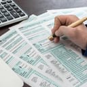 declare (【Verb】to state that one possesses things on which tax must be ...