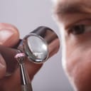 magnifying glass (【Noun】a round piece of glass that makes objects ...