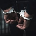 turn (someone) in (【วลี】มอบตัว ) ความหมาย, วิธีใช้ และวิธีออกเสียง ...