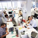 change hands (【熟語】所有者が変わる、人の手に渡る ) の意味・使い方・読み方｜Engoo Words