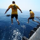 overboard (【副詞】船外に（へ） ) の意味・使い方・読み方｜Engoo Words