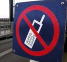 refrain from (【Phrasal Verb】to stop yourself from doing something ...