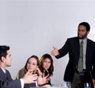 discuss (【คำกริยา】) ความหมาย, วิธีใช้ และวิธีอ่าน | Engoo Words