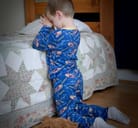 kneel (【Verb】to be in or take a position with one or both knees on the ...