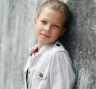 lean (【Verb】to rest against something such as a table ) Meaning, Usage ...