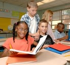 hand in (【片語動詞】上交, 提交 )意思、用法及發音 | Engoo Words