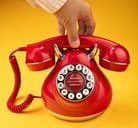 answer the phone (【片語】) 意思、用法及發音 | Engoo Words