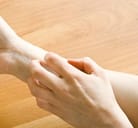 scratch (【Verb】to mark or rub the surface of something with one's ...