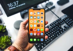 Has Japan Fallen Out of Love with the iPhone? | Engoo 每日新聞