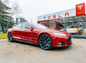Tesla Sales Drop 60% in Germany | Engoo 每日新聞