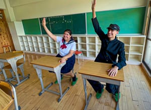 Foreign Tourists Enjoy Japanese High School Experience | DMM英会話 デイリーニュース
