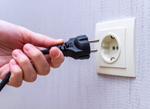 Should You Turn Off Devices Before Unplugging Them? | Engoo 每日新聞