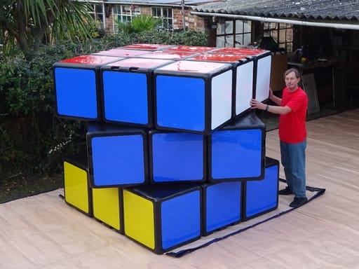 Man Builds World's Biggest Rubik's Cube – Again | Engoo 每日新聞