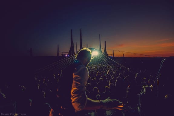 Musician Pushes Boundaries with Earth Harp | ข่าวประจำวัน Engoo