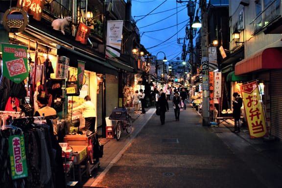 Exploring Tokyo's Older Streets | Engoo