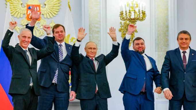 Putin Announces Plans to Annex Four Ukrainian Regions | Engoo Daily News