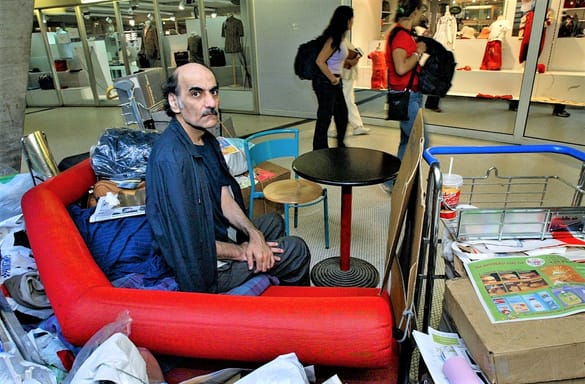 Iranian Man Who Lived in Paris Airport for 18 Years Dies | Engoo Daily News