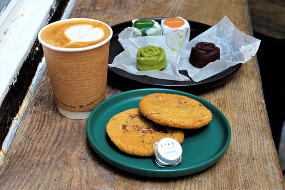 Hong Kong's First CBD Cafe Opens to Customers | Engoo 每日新闻