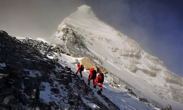 Chinese Team Climbs Everest to Remeasure Peak | DMM英会話 デイリーニュース