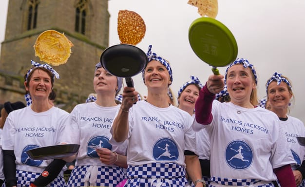US Runner Wins Trans-Atlantic Pancake Day Race | Engoo デイリーニュース