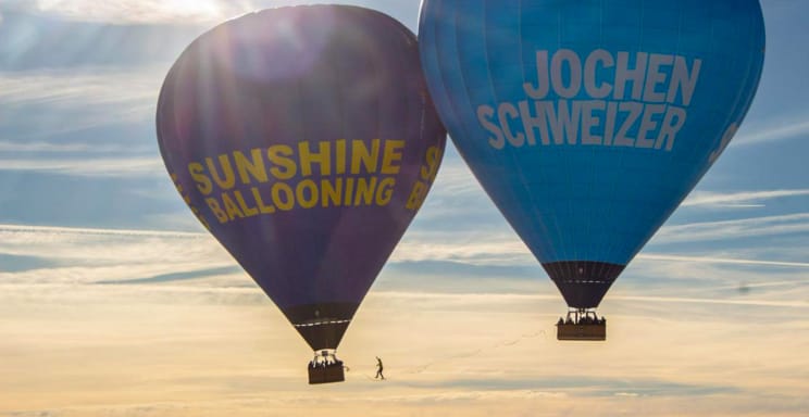 Slackliners Set Record Between Hot Air Balloons | Engoo 每日新闻