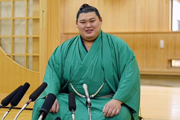 Onosato Becomes Sumo's New Grand Champion | Engoo 每日新聞