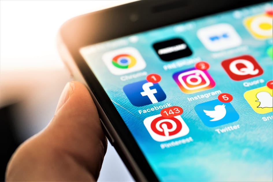 How Social Media Can Help or Hurt Your Job Search | ข่าวประจำวัน Engoo