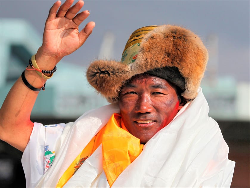 Sherpa Guide Climbs Everest for Record 25th Time | Engoo 每日新闻