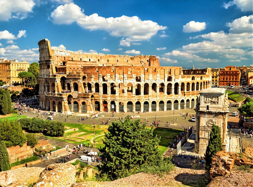 American Tourists Break into Colosseum to Drink Beer | Engoo 每日新闻