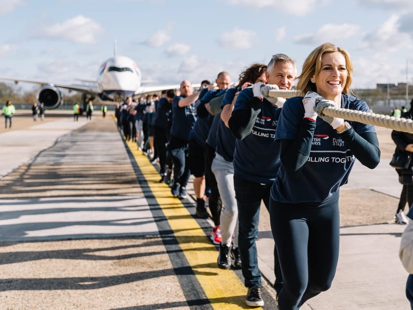 British Team Sets Record Pulling 183-Ton Plane | Engoo