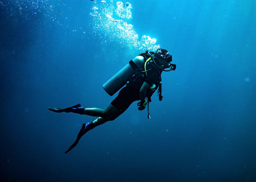 Diver Stays Under Water for 6 Days | Engoo 每日新闻