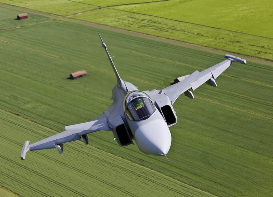 64-Year-Old Ejects from Fighter Jet 400 Meters in the Air | Engoo 每日新闻