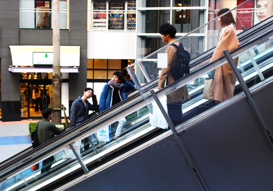 Japanese City Bans Walking on Escalators | Engoo 每日新聞