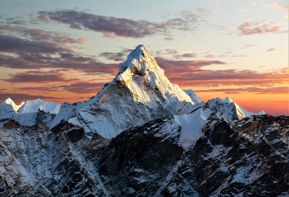 Chinese Team Climbs Everest to Remeasure Peak | DMM英会話 デイリーニュース