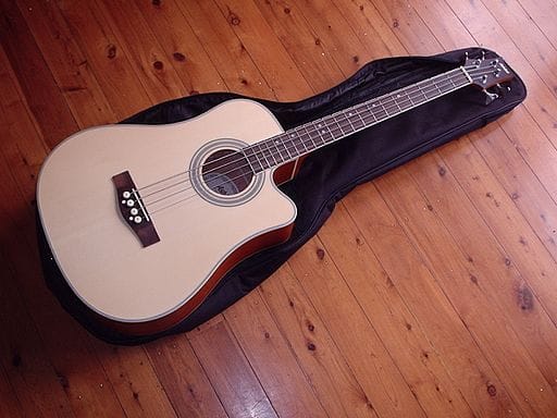 Master Musician Teaches Guitar on Street Corners | Engoo Daily News