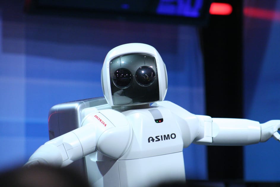 Newest Service Robots Act Like Humans | Engoo Daily News