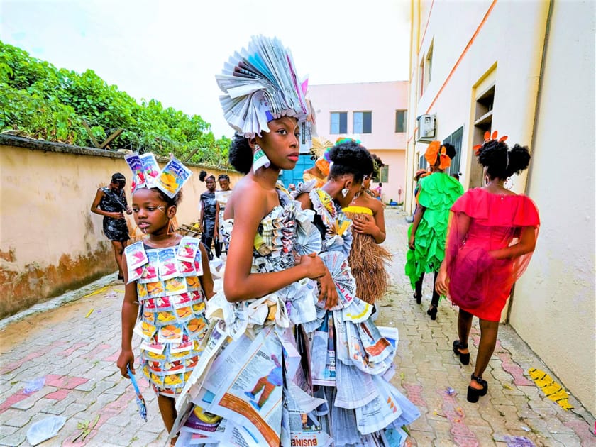 Nigerians Make Trash into Fashion at Annual Show | Engoo Tin tức hàng ngày