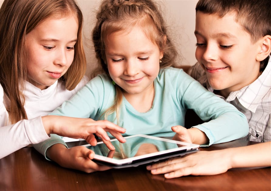 E-books Distract Children From the Real Story | Engoo Daily News