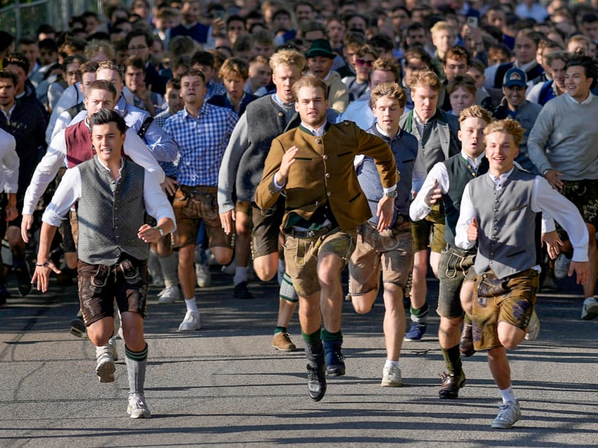 Beer Fans Arrive in Munich for Oktoberfest | Engoo Daily News