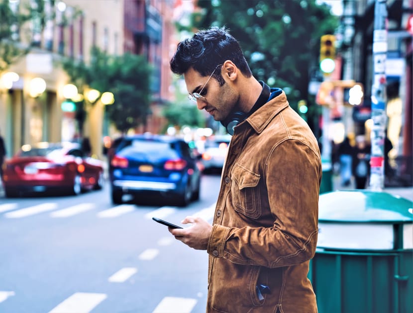 Study: Texting While Walking Really Is Dangerous | Engoo 每日新闻