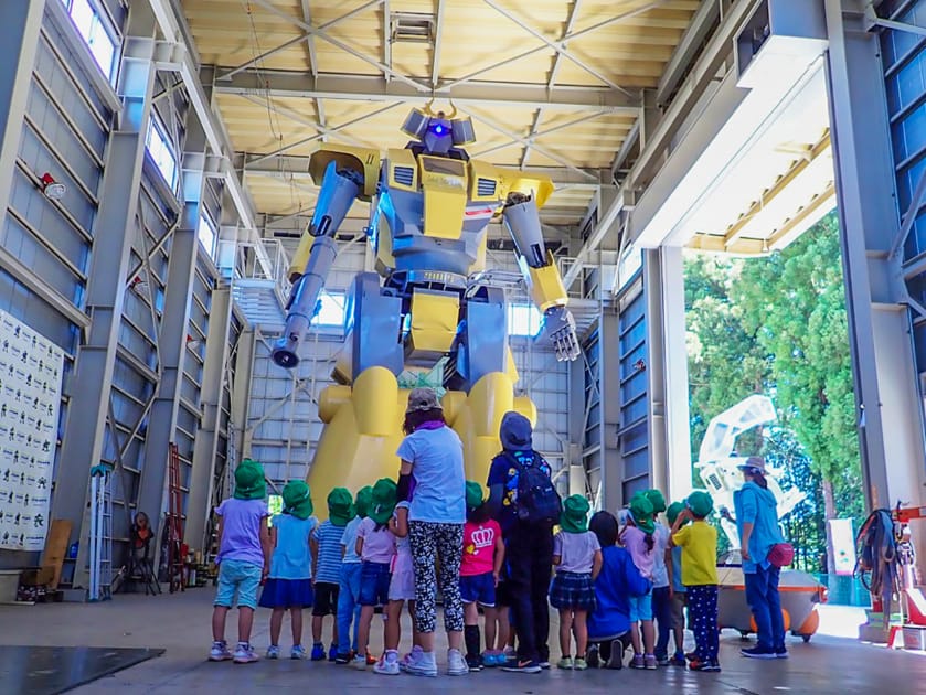 Record-Breaking Robot Too Tall to Leave Warehouse | ข่าวประจำวัน Engoo