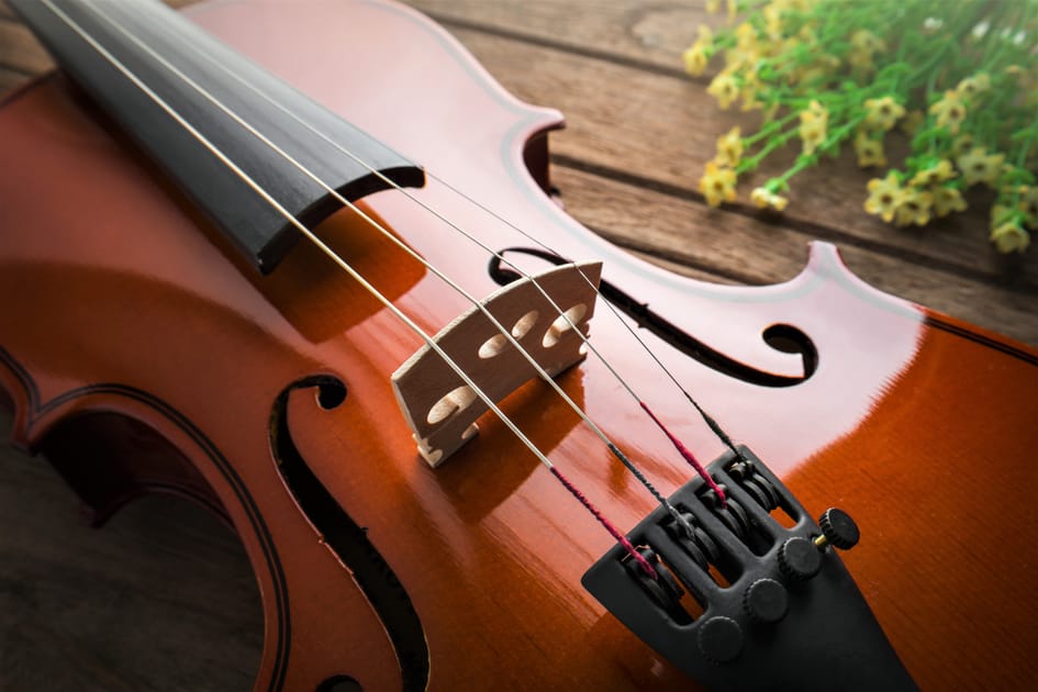 UK Woman Plays Violin During Brain Surgery | Engoo 每日新聞