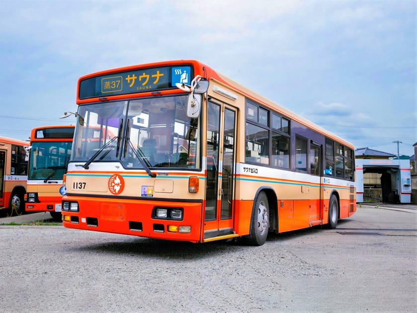 Old Bus in Japan Gets New Life as a Sauna | Engoo 每日新聞