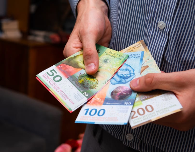 Travel Tips: Use Local Currencies to Save Money | Engoo 每日新聞