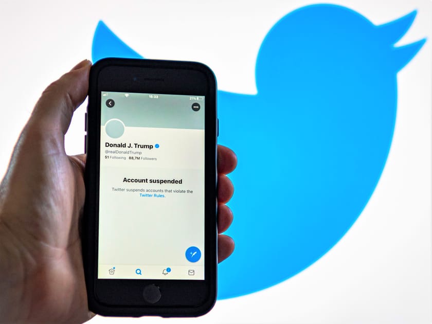 Twitter Shuts Down Donald Trump's Account | Engoo 每日新闻