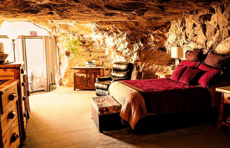 Live 'Under a Rock' During US Election with Hotels.com | Engoo Daily News