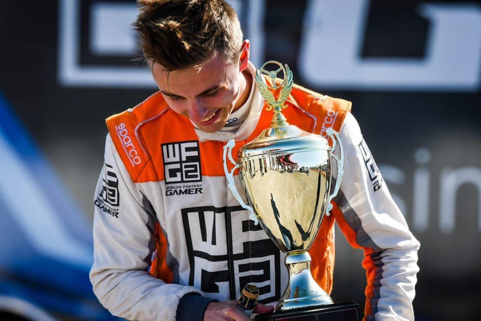 British Gamer Wins First Race in Real Car | Engoo 데일리뉴스